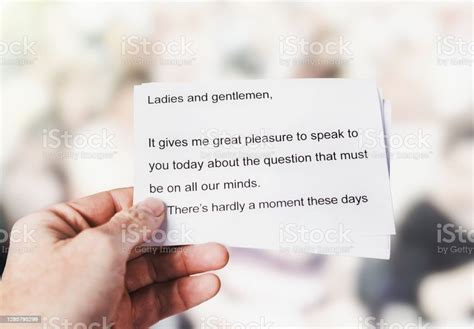 청중 앞에서 연설을 하기 위해 메모를 들고 있는 남자의 손 개념에 대한 스톡 사진 및 기타 이미지 개념 남성 남자
