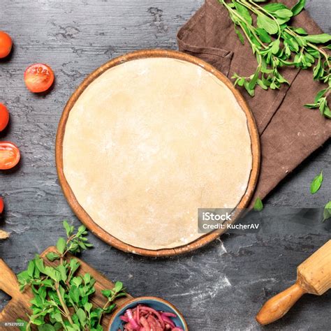 어두운 돌 표면 최고 보기에 채식 피자 요리 세트 재료로 원시 피자 반죽 돌 건축자재에 대한 스톡 사진 및 기타 이미지 돌 건축자재 피자 개체 그룹 Istock