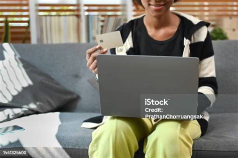 신용 카드를 들고 노트북을 사용하는 웃는 아프리카계 미국인 여성 전자 상거래 온라인 쇼핑 인터넷 뱅킹 개념 20 24세에 대한 스톡 사진 및 기타 이미지 Istock
