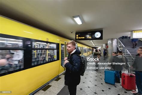 베를린 지하철에 있는 사람들의 군중 독일의 플랫폼 기차역에서 사진 기차를 기다리는 승객 노랑에 대한 스톡 사진 및 기타 이미지 Istock