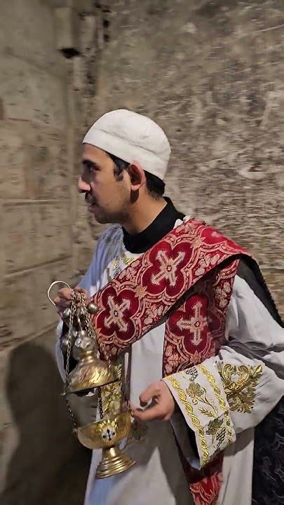 Коптский священнослужитель с кадилом входит в древние приделы Храма