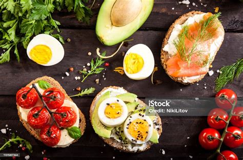 다른 양배추의 세트 어두운 나무 테이블에 평면도 및 복사 공간 브루스케타에 대한 스톡 사진 및 기타 이미지 브루스케타 체더 치즈 0명 Istock