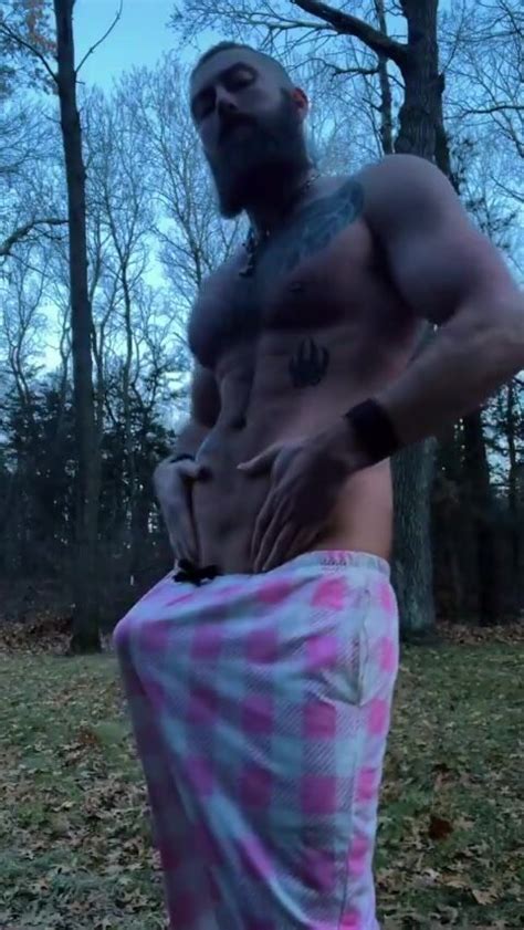 Hot Viking Stretches Outside 4 日本語で