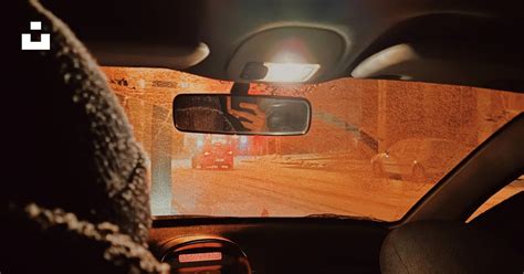 조수석에 사람이 앉아 있는 자동차 내부 사진 Unsplash의 무료 거리 이미지