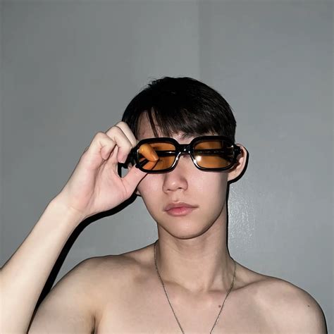 ท่าโพสถ่ายรูปบัตรพนักงานผู้ชาย การค้นหาใน Lemon8