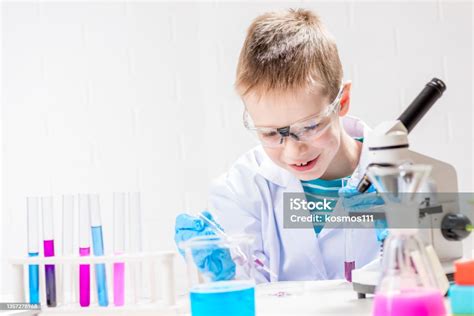 현미경을 가진 여학생은 시험관에서 화학 물질을 검사하고 실험을 실시합니다 흰색 배경에 초상화 실험실에서 코로나 바이러스의 연구를위한 개념 아이에 대한 스톡 사진 및 기타