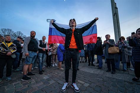 В Латвии задержали мать парня с российским флагом Sputnik Латвия Дзен