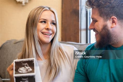 임신 테스트를 받고 새로운 추가를 기대하면서 초음파 사진을 보는 한 명의 아기를 둔 가족 20 24세에 대한 스톡 사진 및 기타