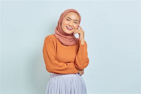 갈색 스웨터를 입은 아름다운 젊은 아시아 무슬림 여성의 초상화와 흰색 배경에 고립 된 카메라를 바라 봅니다 무슬림 생활 방식 개념 25 29세에 대한 스톡 사진 및 기타