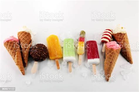 바닐라는 요구르트 또는 소프트 아이스크림 와플 콘에 고정 0명에 대한 스톡 사진 및 기타 이미지 0명 거품 내기 냉동 요구르트 Istock