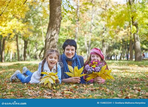 Fam Lia Feliz M E E Filha Dois Loving Imagem De Stock Imagem De Positivo Inf Ncia