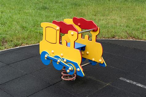 표지판이 있는 미니 도로로 설계된 어린이 놀이터 기차는 놀이를 통해 교통 및 교통 규칙과 안전을 가르칩니다 유럽 프라하에 위치하고 있습니다 거리에 대한 스톡 사진 및 기타