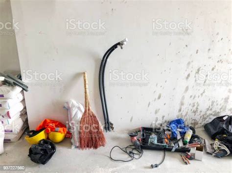 아파트에서 수리에 대 한 자료는 재건 및 혁신 리 모델링 공사중 개선에 대한 스톡 사진 및 기타 이미지 개선 건축 금속 Istock