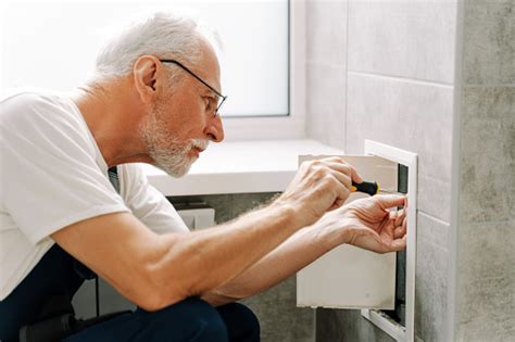 드라이버를 사용하여 전기 패널을 작업하는 선임 수리공 65 69세에 대한 스톡 사진 및 기타 이미지 65 69세 가정 생활 개선 Istock