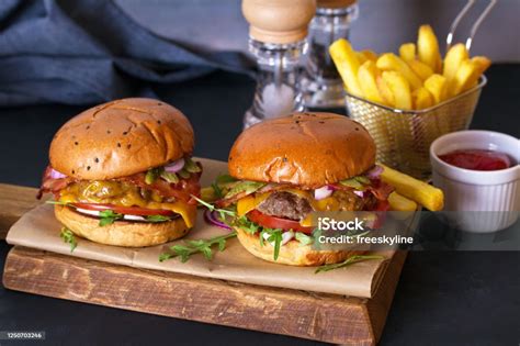 서빙 보드에 쇠고기 햄버거와 감자 튀김 길거리 음식 패스트 푸드 0명에 대한 스톡 사진 및 기타 이미지 0명 감자 요리 감자 칩 Istock
