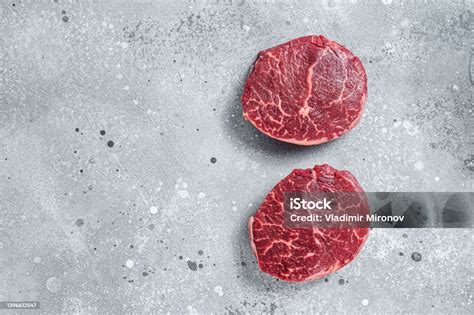 정육점에 있는 미뇽 소고기 스테이크 회색 배경 맨 위 보기입니다 복사 공간 검은색에 대한 스톡 사진 및 기타 이미지 검은색