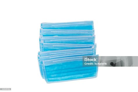 흰색 배경에 더미 보호 얼굴 마스크 입과 코를 덮는 전형적인 3ply 수술 마스크 박테리아에서 절차 마스크 보호 개념입니다 고무