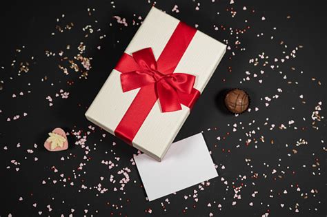 계절별 인사말을 위한 빈 라벨이 달린 검은 색 배경에 빨간 크리스마스 선물을 장식하세요 계절에 대한 스톡 사진 및 기타 이미지 계절 공휴일 금색 Istock