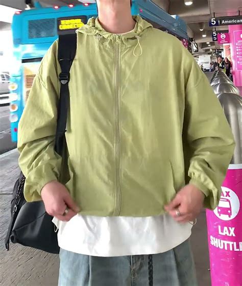 남자 코디 선선한 아침 저녁 가볍게 걸치기 좋은 경량 후드 윈드브레이커 윈드브레이커 바람막이 아우터 자켓 간절기