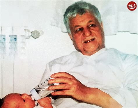 عکس؛ سفر در زمان؛ هاشمی رفسنجانی در کنار یکی نوه های تازه متولد شده اش