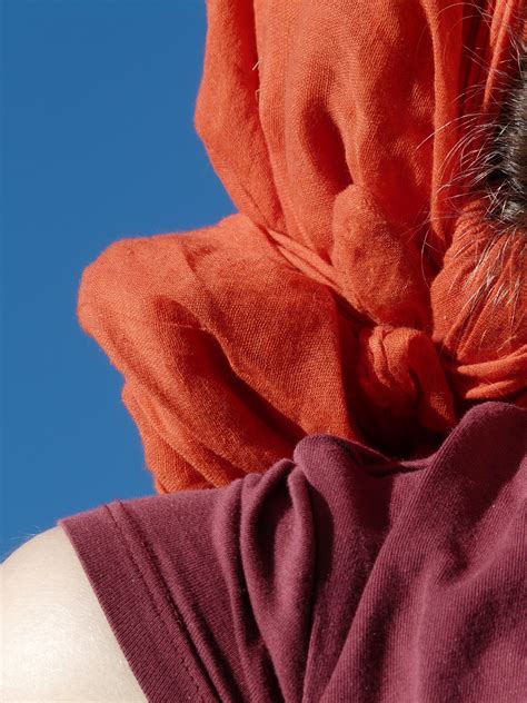 무료 이미지 손 식물 꽃잎 주황색 빨간 색깔 의류 화려한 담홍색 천 양모 구조 닫다 인간의 몸 직물 오르간 매듭 매크로 사진