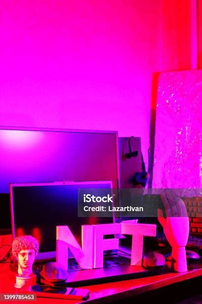 Nft 및 인공 암 Nft 비문과 분홍색 네온 빛으로 된 고대 그리스 조각품 암호화 예술과 블록 체인 기술의 개념 가상현실에 대한 스톡 사진 및 기타 이미지 Istock