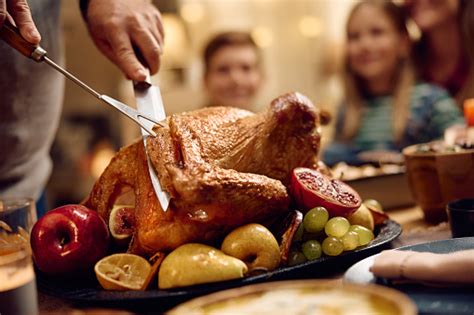 식탁에서 가족 식사 중에 추수감사절 칠면조를 조각하는 남자의 클로즈업 소녀에 대한 스톡 사진 및 기타 이미지 소녀 추수감사절 11월 Istock