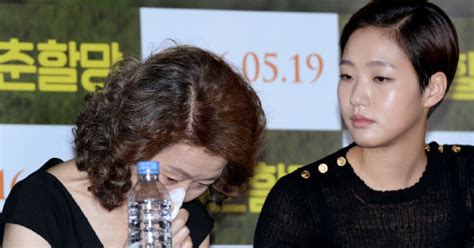 [포토] 윤여정 아픈 노모 생각에 눈물