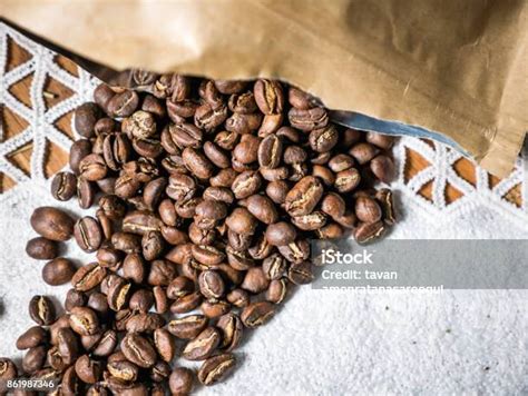 화이트 빈티지 식탁보에 볶은 커피 콩 크 래 프 트 종이 봉지 가방에 대한 스톡 사진 및 기타 이미지 가방 갈색 개념