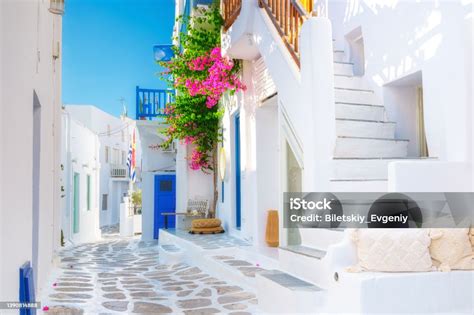 미코노스 섬 그리스 거리와 전통 건축 흰색 건물과 밝은 꽃 여행 사진 미코노스에 대한 스톡 사진 및 기타 이미지 미코노스 그리스 해변 Istock