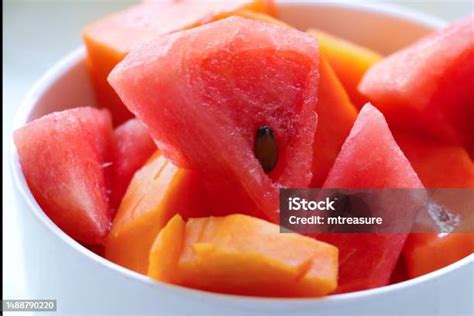 얇게 썬 수박 삼각형과 신선한 파파야 조각으로 된 아침 식사 과일 그릇의 클로즈업 이미지는 콘티넨탈 호텔 레스토랑 조식 뷔페로 전경 건강한 식생활 개념에 초점을 맞춘다 0