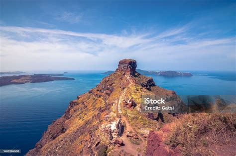 산토리니 섬 그리스 에게 해 칼데라 위에 푸른 돔이 있는 전통적이고 유명한 주택과 교회 0명에 대한 스톡 사진 및 기타 이미지 0명 건축 건축물 Istock