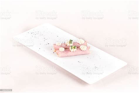 햄과 양배추 샐러드 마요네즈와 녹색 잎 장식 신선한 전채 흰색 접시 밝은 배경 절연에 배치 갈기갈기 찢어진에 대한 스톡 사진 및