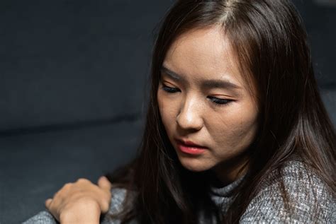 슬픈 우울증 감정앉아 젊은 여자의 얼굴을 닫고 어두운 방에서 내려다 보고 젊은 아름다운 여자 또는 여자 또는 소녀 앉아 표정