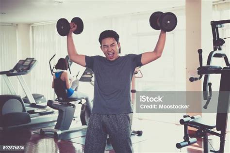 잘생긴 남자는 체육관에서 운동입니다 새로운 세대의 라이프 스타일과 건강 강사에 대한 스톡 사진 및 기타 이미지 강사 건강관리와 의술 근육 Istock