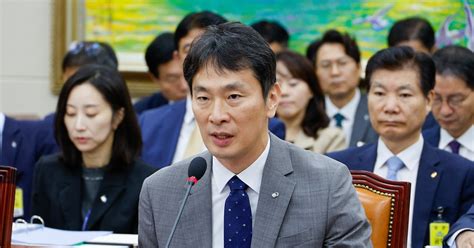 이복현 두산 지배구조 개편 주주가치 환원 정신에 맞게 수정하리라 기대”