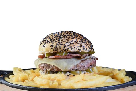 샌드위치 햄버거 빵과 패스트 푸드 고기 샐러드 토마토 베이컨 감자 튀김 건강하지 못한 생활방식에 대한 스톡 사진 및 기타 이미지