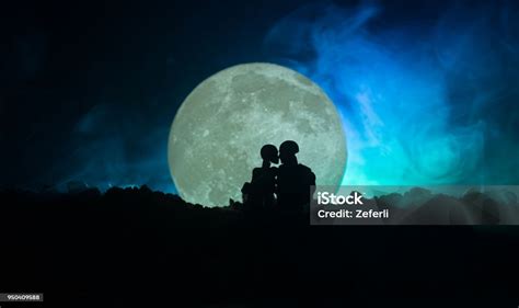 보름달 아래 키스 하는 커플의 실루엣입니다 보름달 실루엣 배경에 남자 키스 여자 핸드 발렌타인의 날 장식 개념입니다 사랑 하는 몇 달에 대 한 키스의 실루엣 남자에 대한