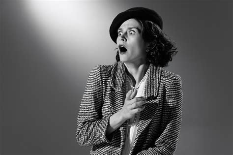 고전적인 옷 재킷 및 모자를 입은 세련된 감정 여성의 초상화는 충격의 감정을 보여줍니다 흑백 사진 여자에 대한 스톡 사진 및 기타 이미지 Istock