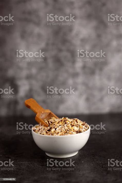 회색 배경에 고립 된 귀리 플레이크와 측정 숟가락의 그릇 0명에 대한 스톡 사진 및 기타 이미지 0명 갈색 개체 그룹 Istock