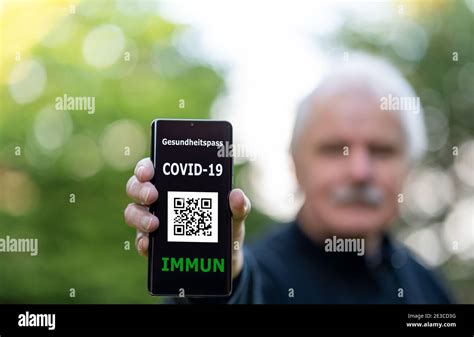 Älterer Mann Der Einen Deutschen Impfpass Auf Einem Handy Vorweist Der Auf Eine Impfung Gegen