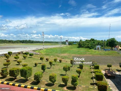 구름이 있는 밝은 푸른 하늘을 배경으로 정오에 나무가 많은 비어 있거나 조용한 활주로 공항 0명에 대한 스톡 사진 및 기타 이미지 0명 건축물 고독 개념 Istock