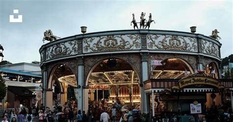 낮에는 갈색과 파란색 콘크리트 건물 근처의 거리를 걷는 사람들 사진 Unsplash의 무료 대한민국 이미지