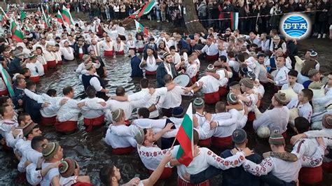 Стотици се включиха и тази година в традиционното мъжко хоро във водите