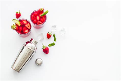 딸기 얼음 민트가 있는 레드 드링크 콕테일 칵테일 만들기 바 도구 고명에 대한 스톡 사진 및 기타 이미지 고명 과일 냉동된 Istock