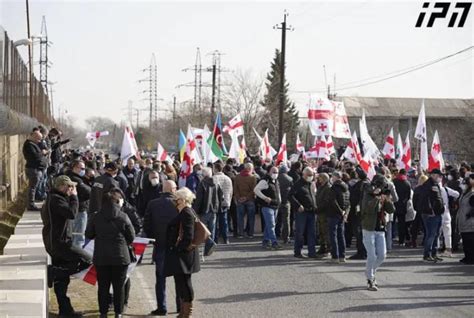 ნაციონალური მოძრაობის წევრები და მხარდამჭერები რუსთავის ციხესთან აქციას მართავენ Ambebi Ge