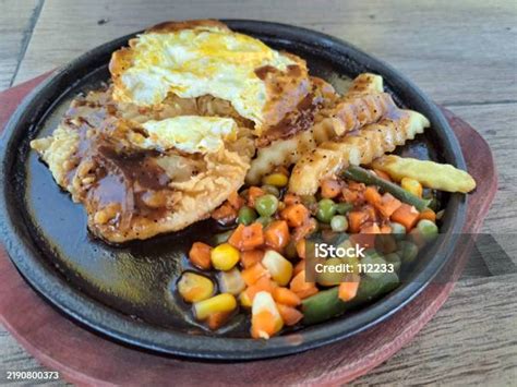 프라이드 치킨 미트 오믈렛 달걀 감자 튀김 믹스 야채 및 바베큐 소스를 곁들인 맛있는 바삭한 치킨 에그 스테이크 음식 메뉴 0명에 대한 스톡 사진 및 기타 이미지 Istock