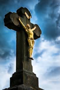 무료 이미지 하늘 기념물 동상 상징 종교 경계표 푸른 십자가 신자 죽음 조각 그리스도 미술 신앙 예수 기독교 부활절 큰 시련 좋은 금요일