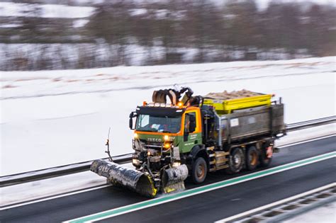 추운 겨울 날에 눈과 얼음의 도로를 지우는 눈 쟁기와 겨울 서비스 차량 트럭 0명에 대한 스톡 사진 및 기타 이미지 0명 거리 겨울 Istock