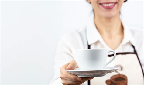 커피 시간 흰색 배경에서 고립된 뜨거운 커피 한 잔을 들고 서빙하는 웨이터 25 29세에 대한 스톡 사진 및 기타 이미지 25 29세 구이 라떼 Istock